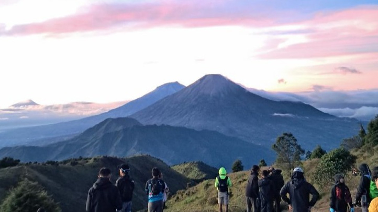Foto 10 Gunung Viral di Jawa Barat yang Cocok Dijadikan Jalur Pendakian, Aman, Nyaman, dan Indah!