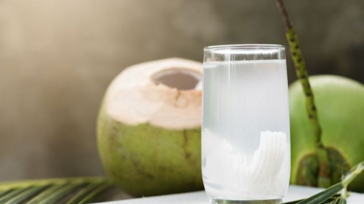 7 Manfaat Utama Air Kelapa Muda, Minuman Alami Serbaguna untuk Kesehatan Tubuh