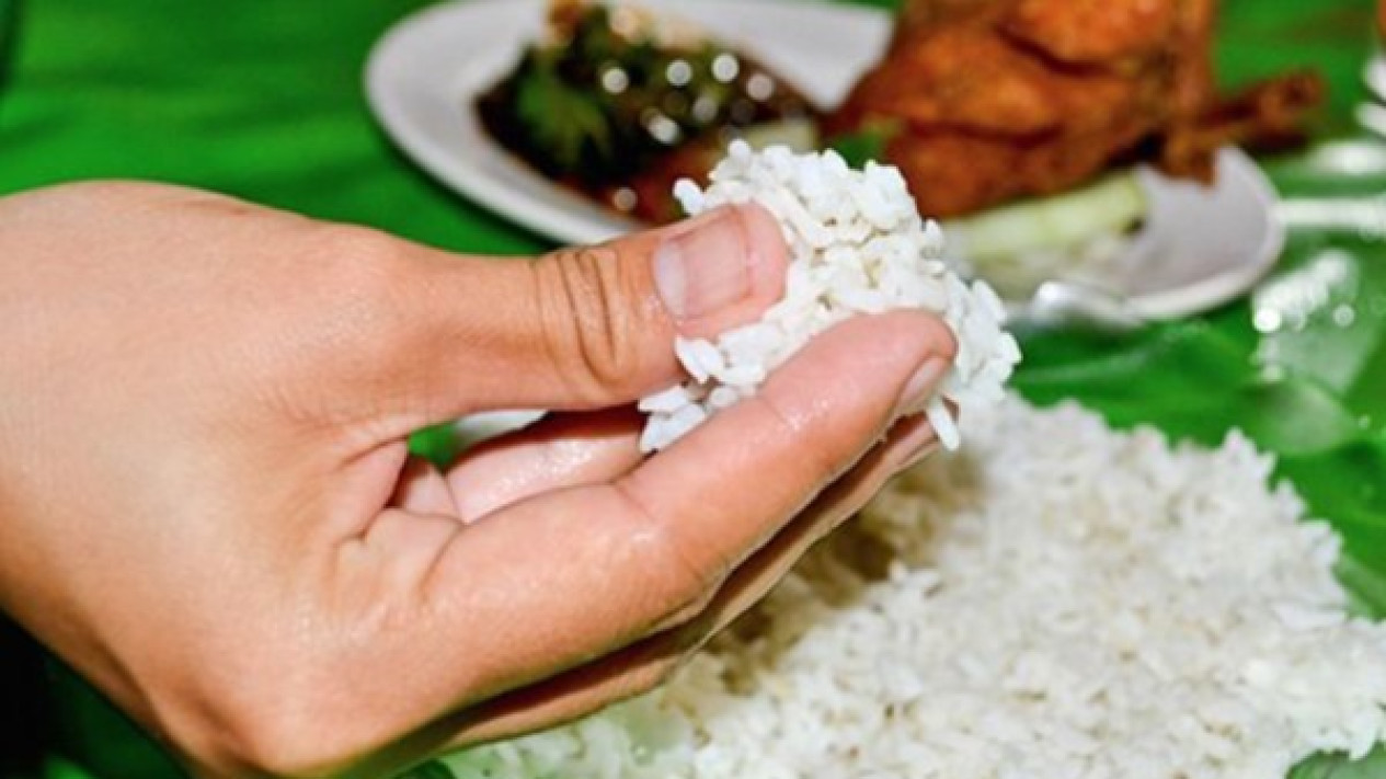 Apakah Makan Pakai Tangan Lebih Sehat Dibanding Pakai Sendok? Begini Faktanya