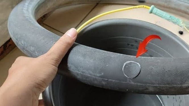 Cara Tambal Ban Bocor Tanpa Alat Bengkel, Cuma Modal Karet dan Lem ...
