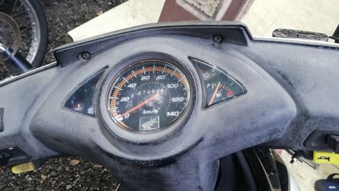 Cuma Modal Sedikit Oli, Kaca Speedometer Sepeda Motor Retak Jadi Jernih ...