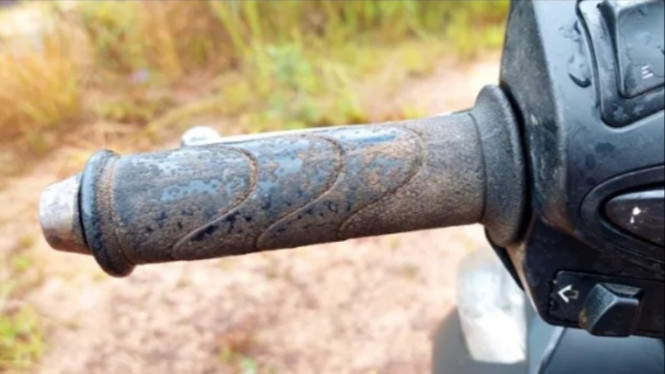 Trik Praktis Bersihkan Karet Handel Motor yang Kotor Membandel, Pakai ...