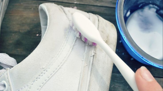 Trik Viral Memutihkan Sol Sepatu yang Menguning Hanya dengan Rp10.000!