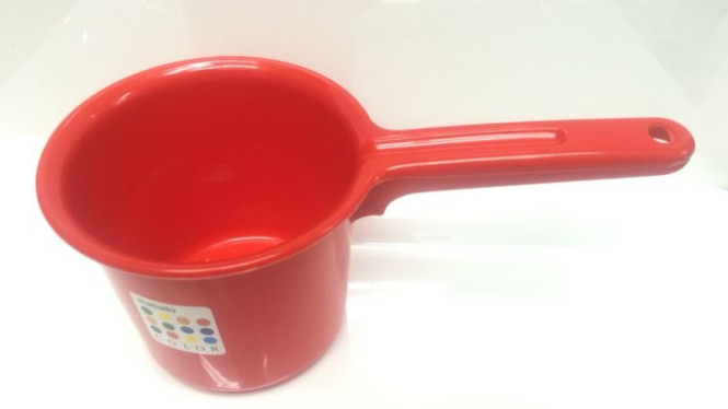 Tanpa Sikat! Trik Kilat Bersihkan Gayung dan Ember dari Lumut Nakal