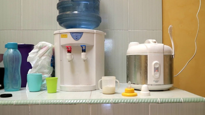 Tips Mudah Menuang Air Galon Tanpa Buka Tutup, Cukup Pakai Pisau ...