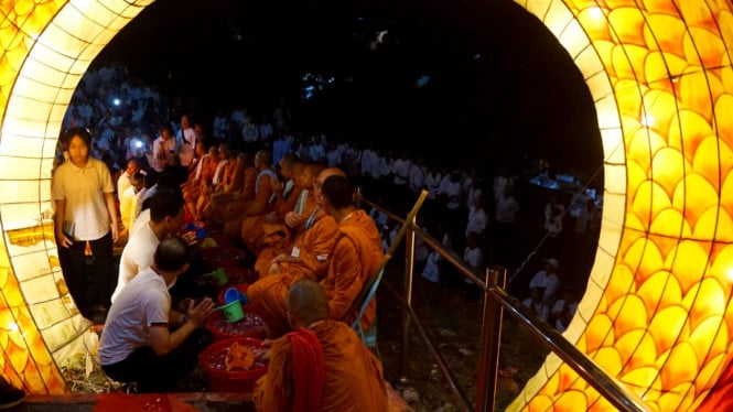 Walk for Peace, Perjalanan Spiritual Biksu Thudong Disambut Ratusan ...