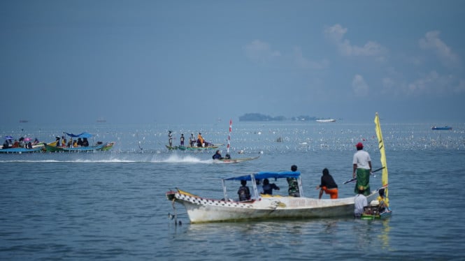 Meriahkan HUT RI 80, Warga Pesisir Pangkep Gelar Lomba Balap Perahu