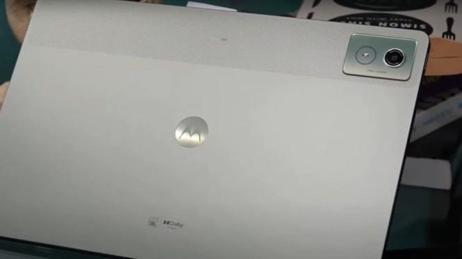 Samsung Galaxy Tab S10 FE vs Motorola Moto Pad 60 Pro, Mana Tablet ...