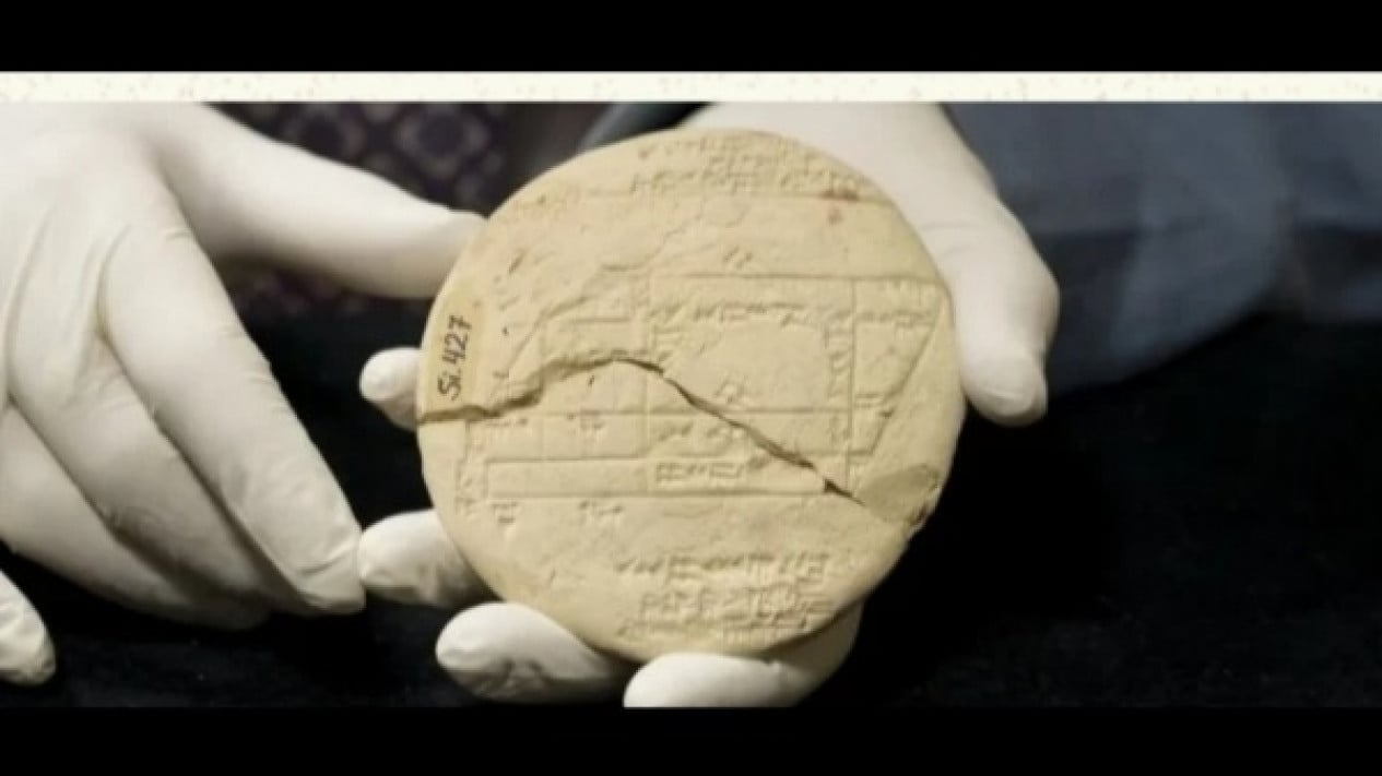 Foto Tablet Tanah Liat Babilonia 3.700 Tahun, Jungkirbalikkan Sejarah ...