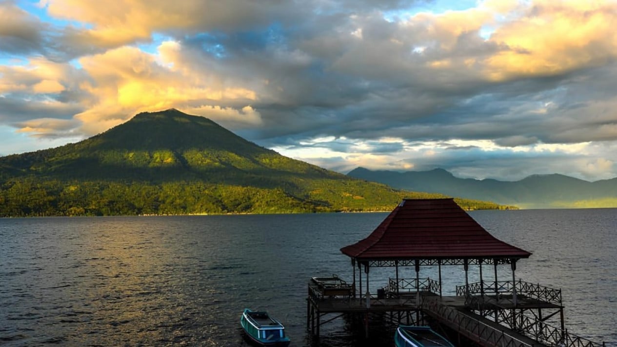 Foto Danau Ranau: Surga Wisata Alam di Tengah Bukit Berlembah di ...