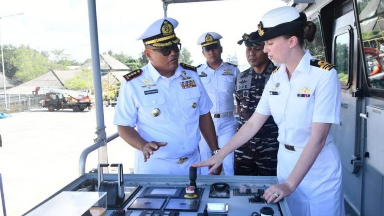 Foto Kapal Perang Australia Sandar di Benoa: TNI AL Sambut Hangat HMAS ...