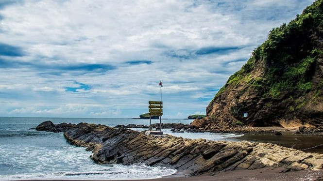 Wisata Pantai Watu Ulo Jember: Keindahan Alam dan Legenda Naga Raksasa