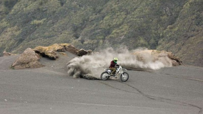 Petualangan Ekstrem David John Schaap di Bromo: Trail, Camping, hingga ...