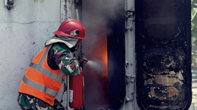 Latihan Penyelamatan Kapal Perkuat Kesiapsiagaan Prajurit KRI Pulau ...