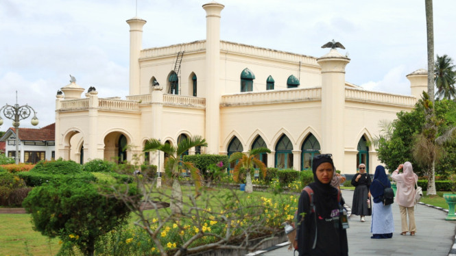NATARU 2025: Isi Liburan, Ribuan Wisatawan Padati Destinasi Wisata di ...