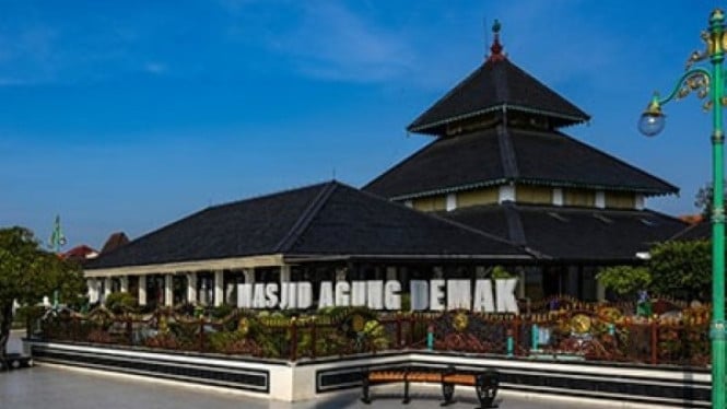 Masjid Agung Demak, Jejak Awal Peradaban Islam yang Hidup dalam Wisata ...