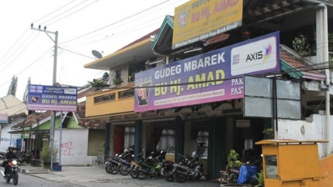 Gudeg Mbarek Bu Ahmad, Rujukan Gudeg Kering Legendaris di Utara UGM