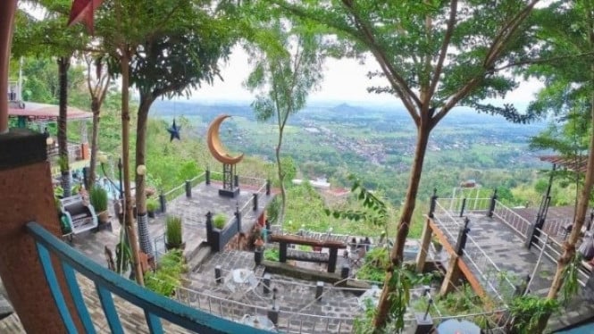 Menikmati Sensasi Makan di Atas Bukit dengan Panorama Memukau di The ...