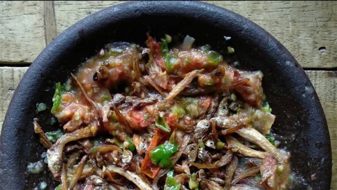 RESEP: Pecak Teri Pedas Segar Khas Nusantara, Lauk Sederhana yang Bikin ...