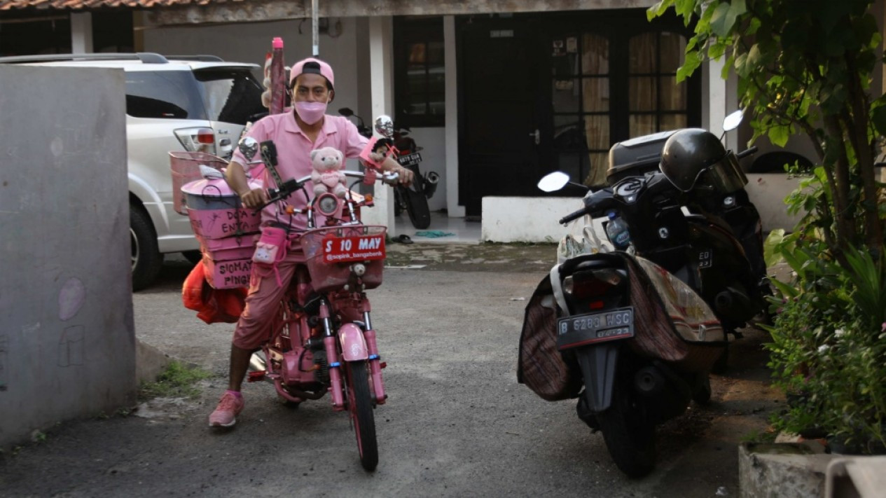Penjual Siomay Pink - Vlix.id