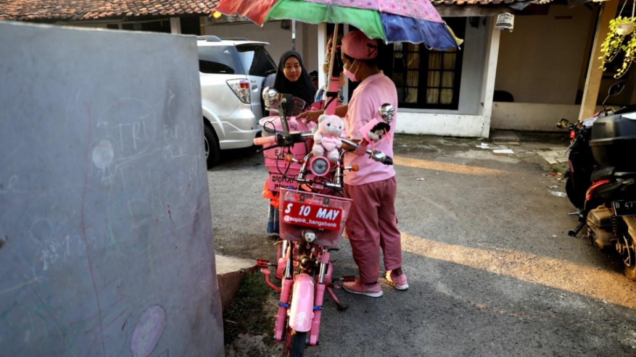 Penjual Siomay Pink - Vlix.id