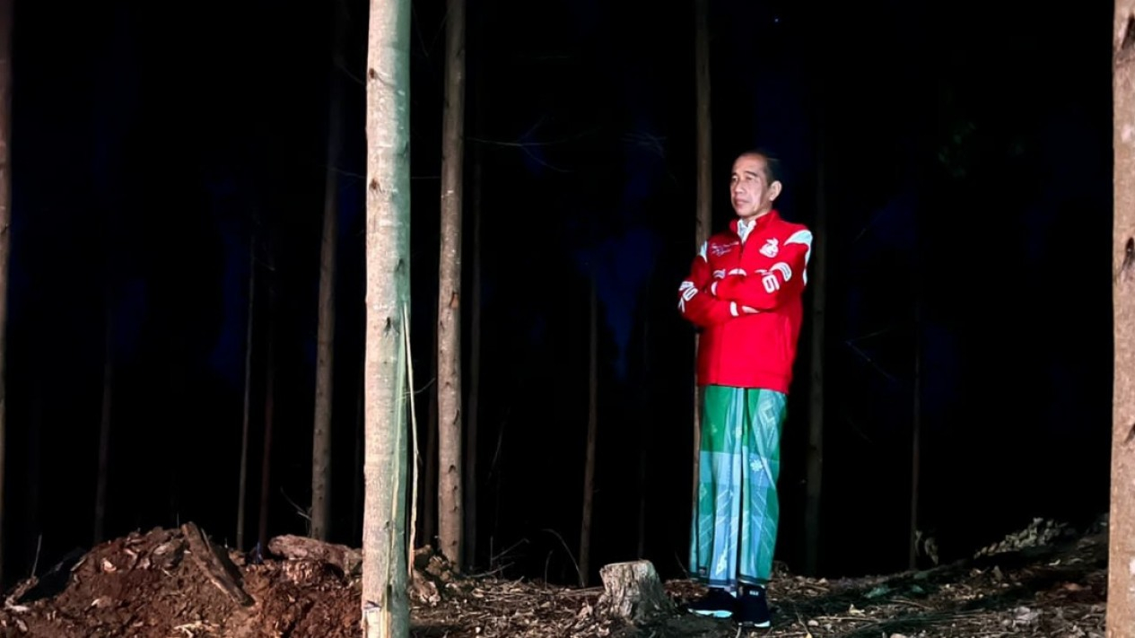 Jokowi Sarungan saat Berkemah di Titik Nol IKN - Vlix.id Jokowi Sarungan saat Berkemah di Titik Nol IKN - Vlix.id