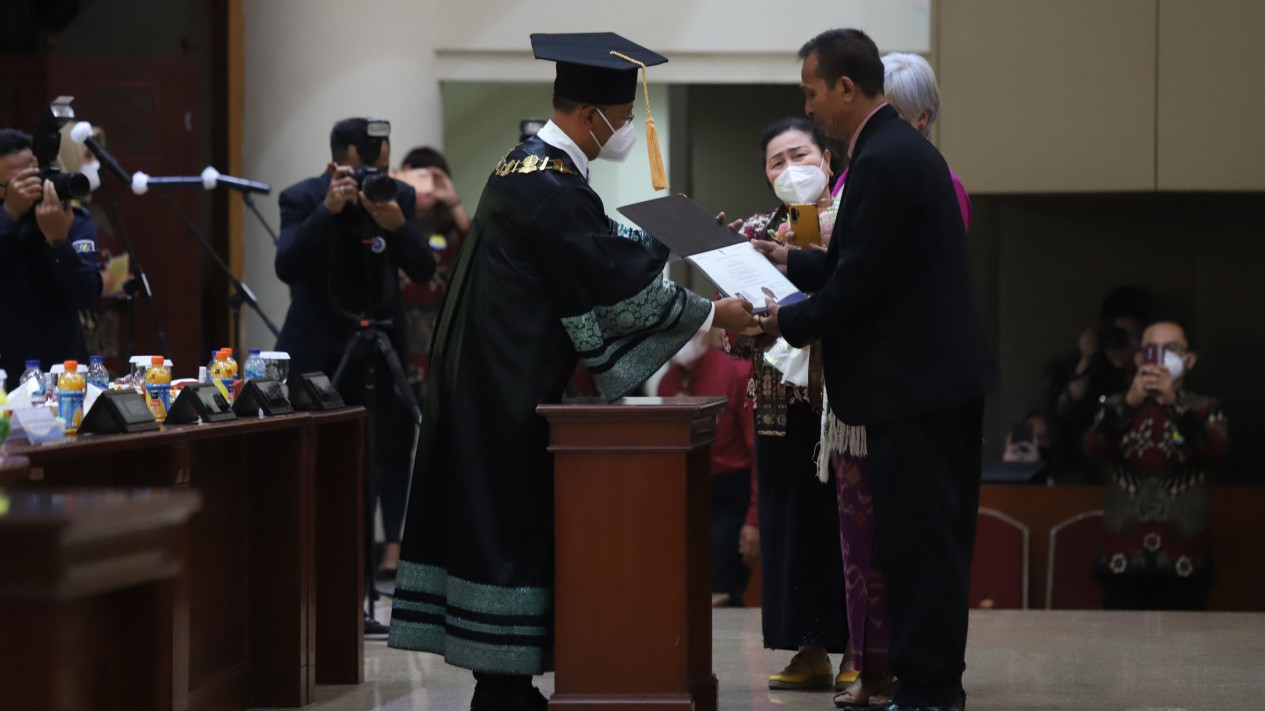 Momen Haru Wisuda Brigadir J Wisuda Diwakili Ayahnya - Vlix.id Momen Haru Wisuda Brigadir J Wisuda Diwakili Ayahnya - Vlix.id