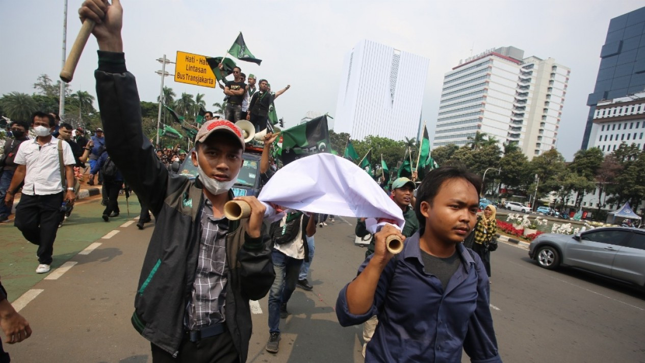 Demo Tolak Kenaikan Harga BBM di Patung Kuda Jakarta - Vlix.id