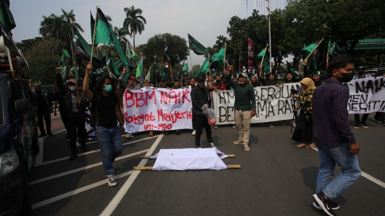 Demo Tolak Kenaikan Harga BBM di Patung Kuda Jakarta - Vlix.id