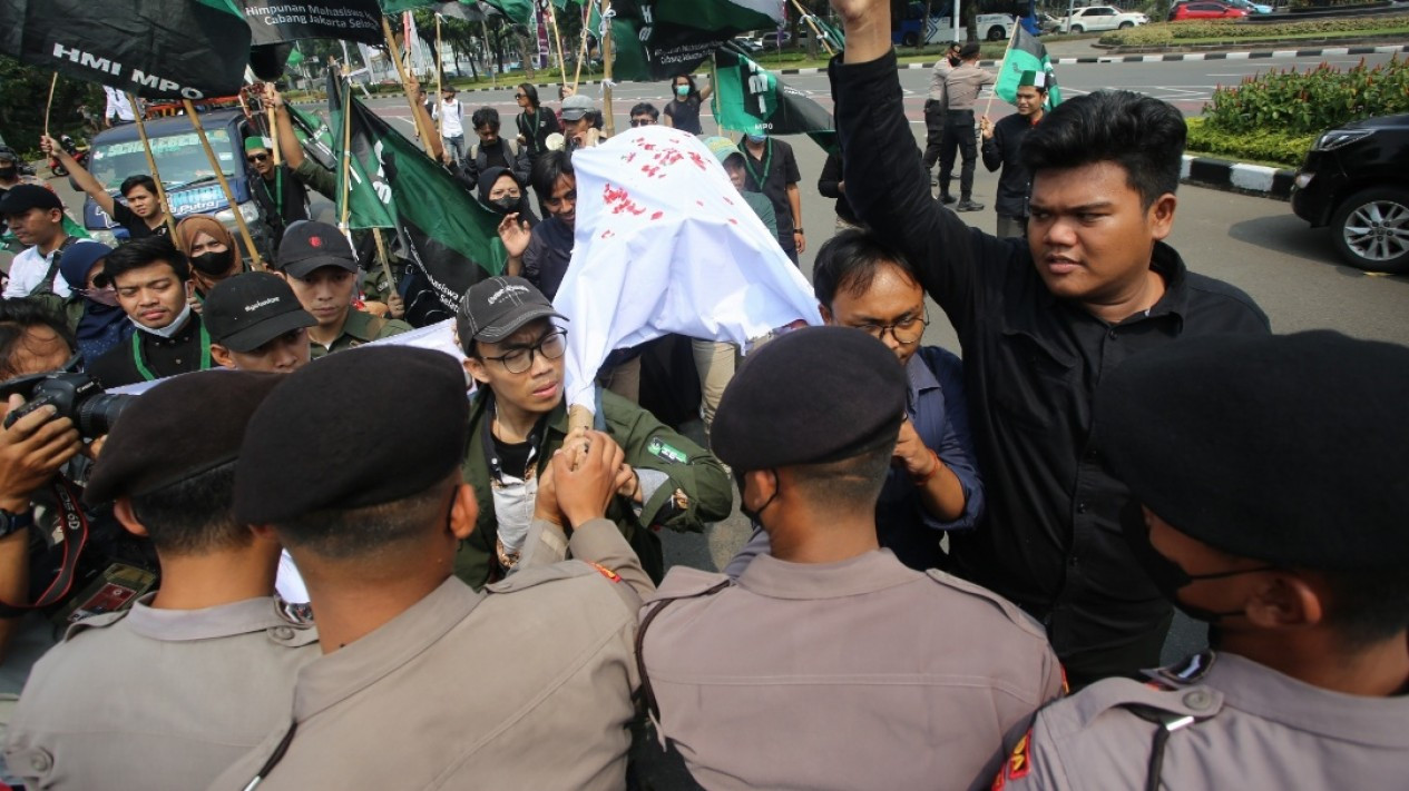 Demo Tolak Kenaikan Harga BBM di Patung Kuda Jakarta - Vlix.id