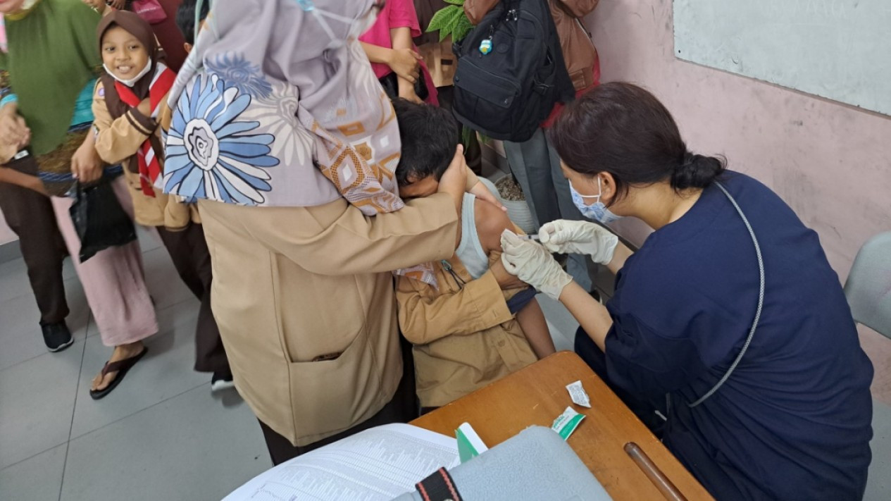 Penyuntikan Vaksin Difteri dan Tetanus Bagi Pelajar - Vlix.id