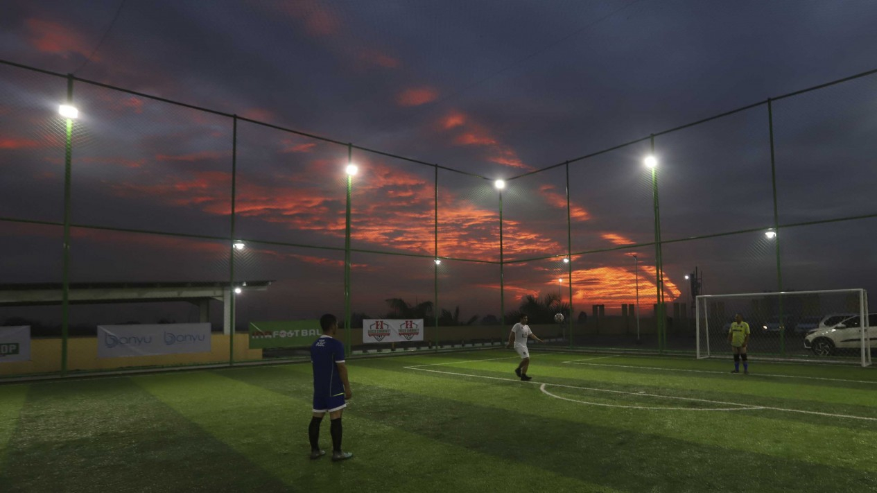 Sensasi Bermain Sepak Bola Di Rooftop - Vlix.id Sensasi Bermain Sepak Bola Di Rooftop - Vlix.id