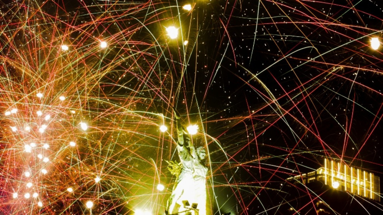 Pesta Kembang Api Tahun Baru 2023 di Bundaran HI - Vlix.id