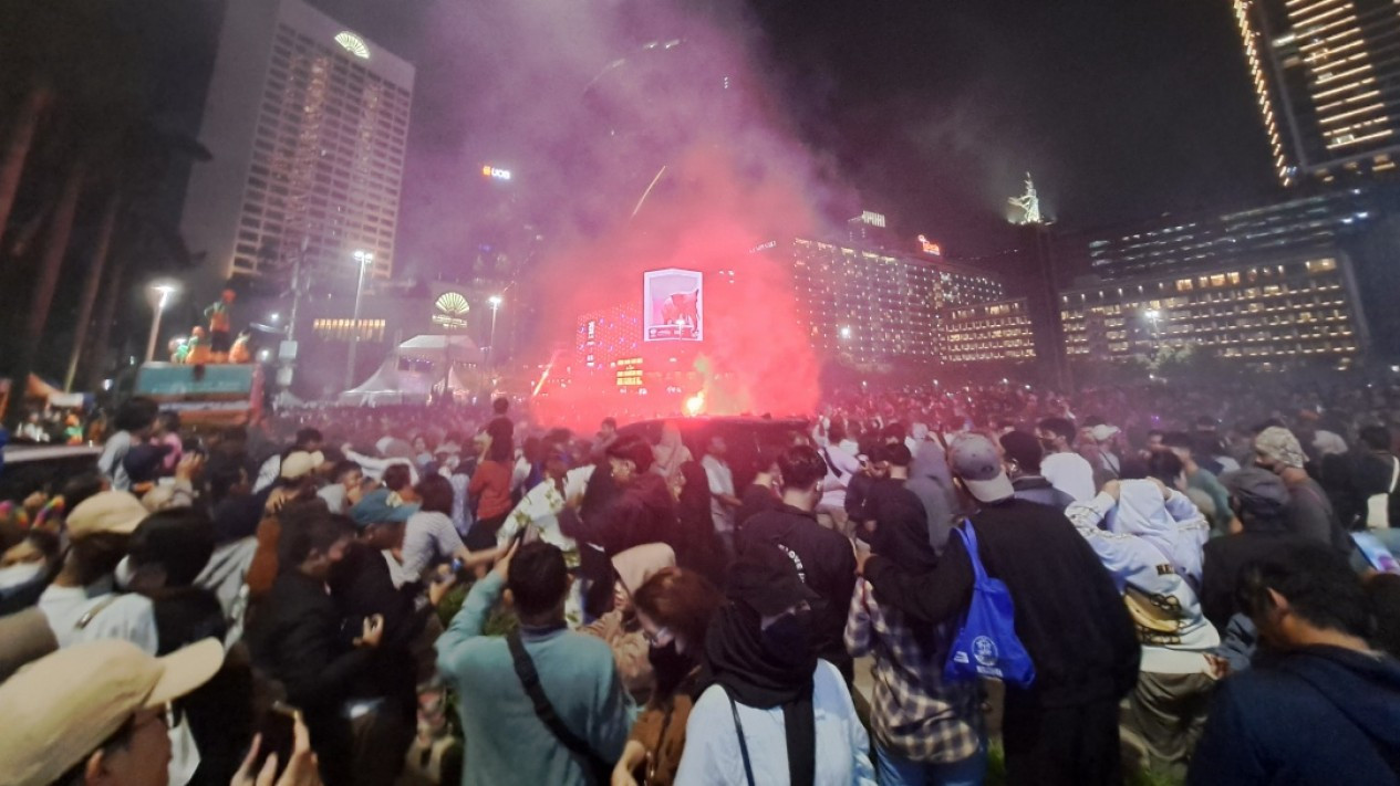 Ribuan Warga Berjubel Saksikan Kembang Api Tahun Baru 2023 - Vlix.id