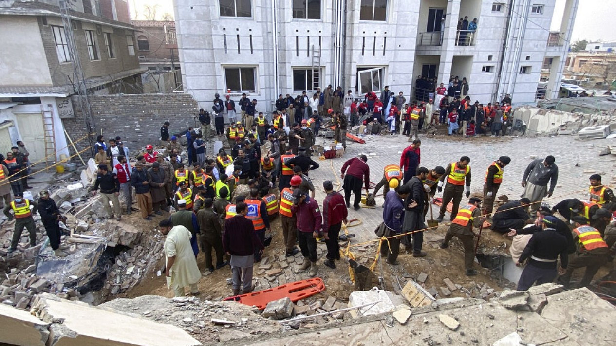 Bom di Mesjid Pakistan, Tewaskan Puluhan Orang - Vlix.id