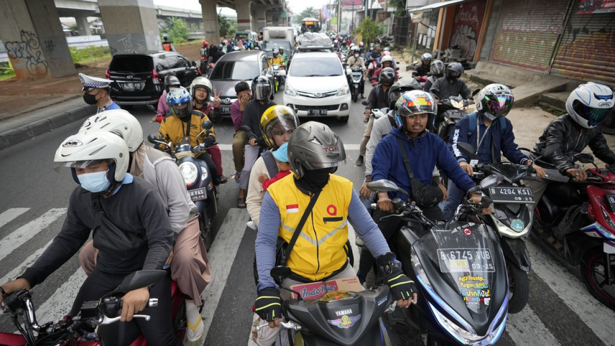 Pemudik Motor Berbondong-bondong Tinggalkan Jakarta - Vlix.id
