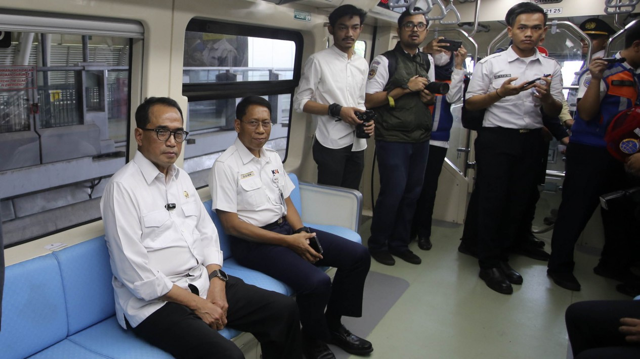 Menhub Budi Karya Sumadi Ujicoba Terbatas Naik LRT Jabodebek - Vlix.id