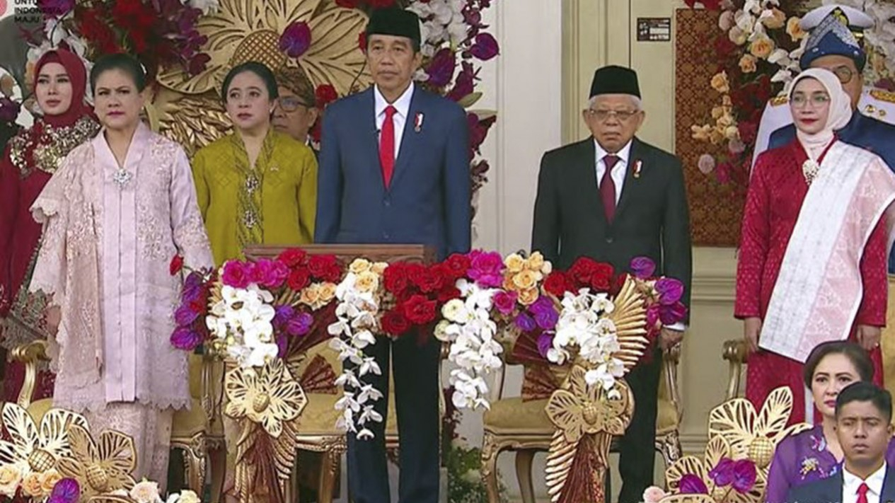 Upacara Penurunan Bendera Merah Putih di HUT Kemerdekaan RI - Vlix.id