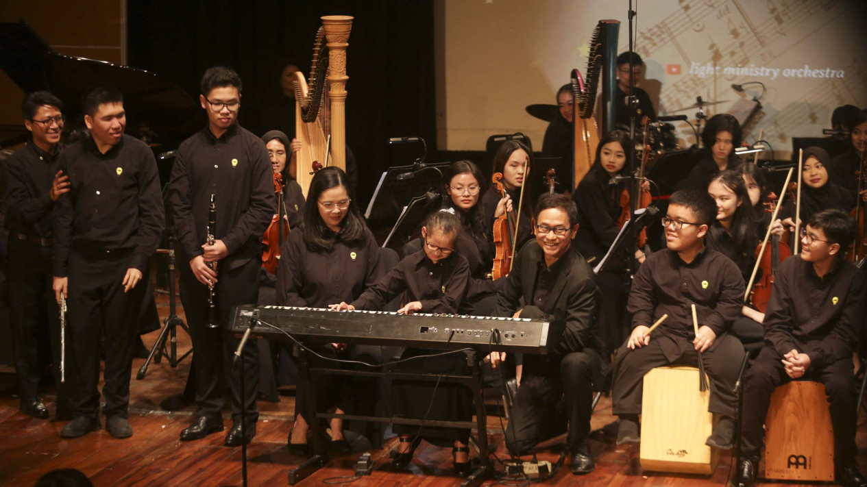 Konser A Night of Light - Vlix.id