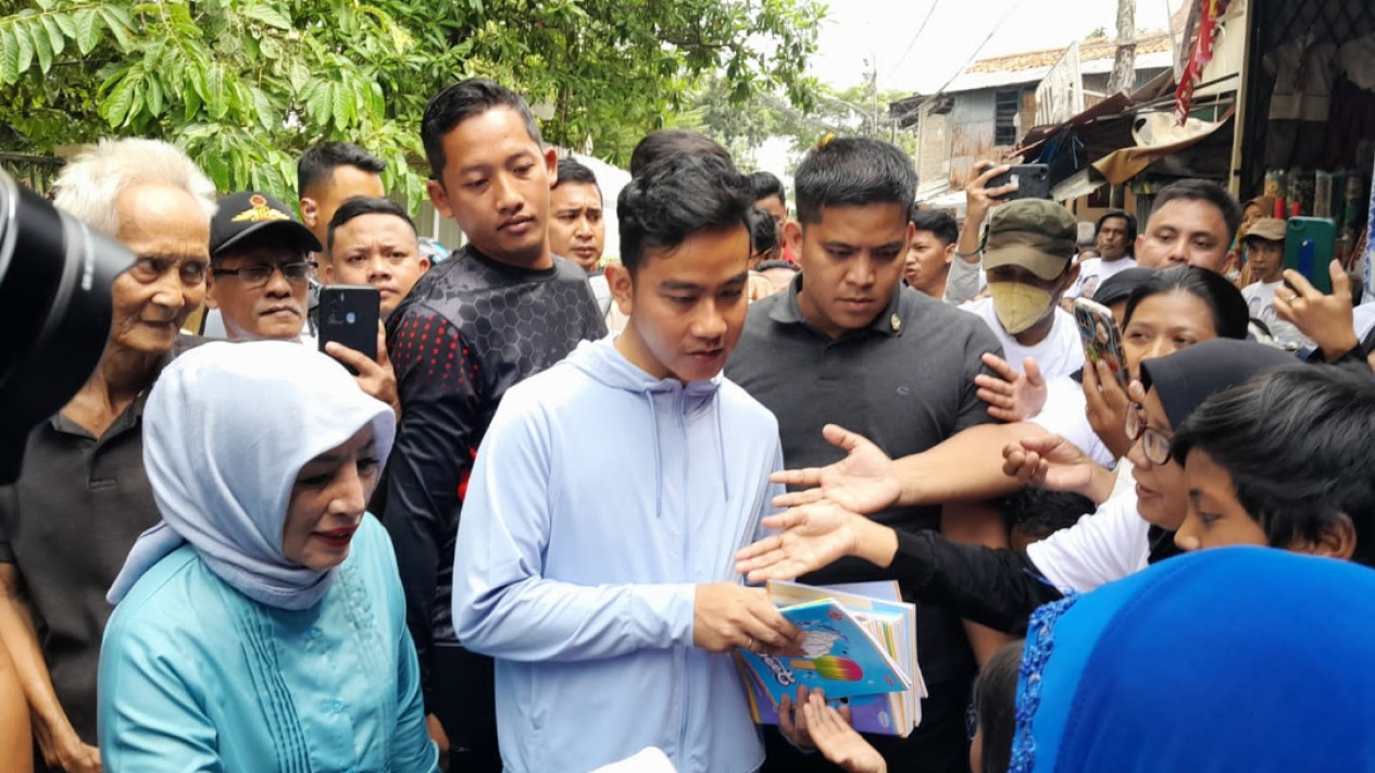 Gibran Borong Minyak dan Cabai Saat Blusukan ke Pasar Rumput - Vlix.id