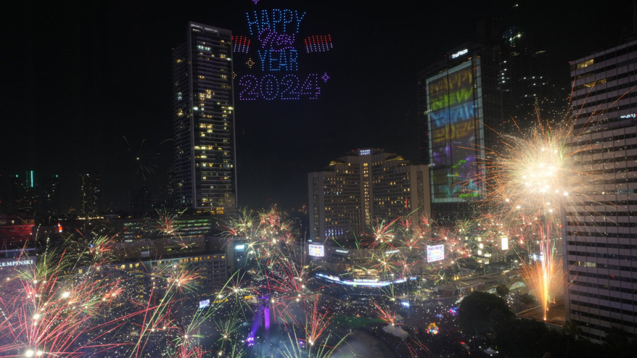 Pesta Kembang Api Perayaan Tahun Baru di Bundaran HI - Vlix.id