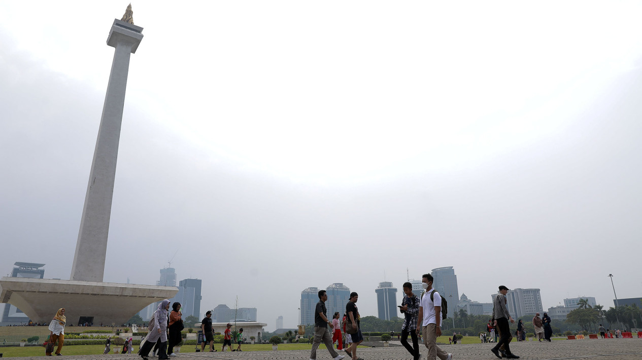 Liburan Awal Tahun, Monas Dipadati Wisatawan - Vlix.id