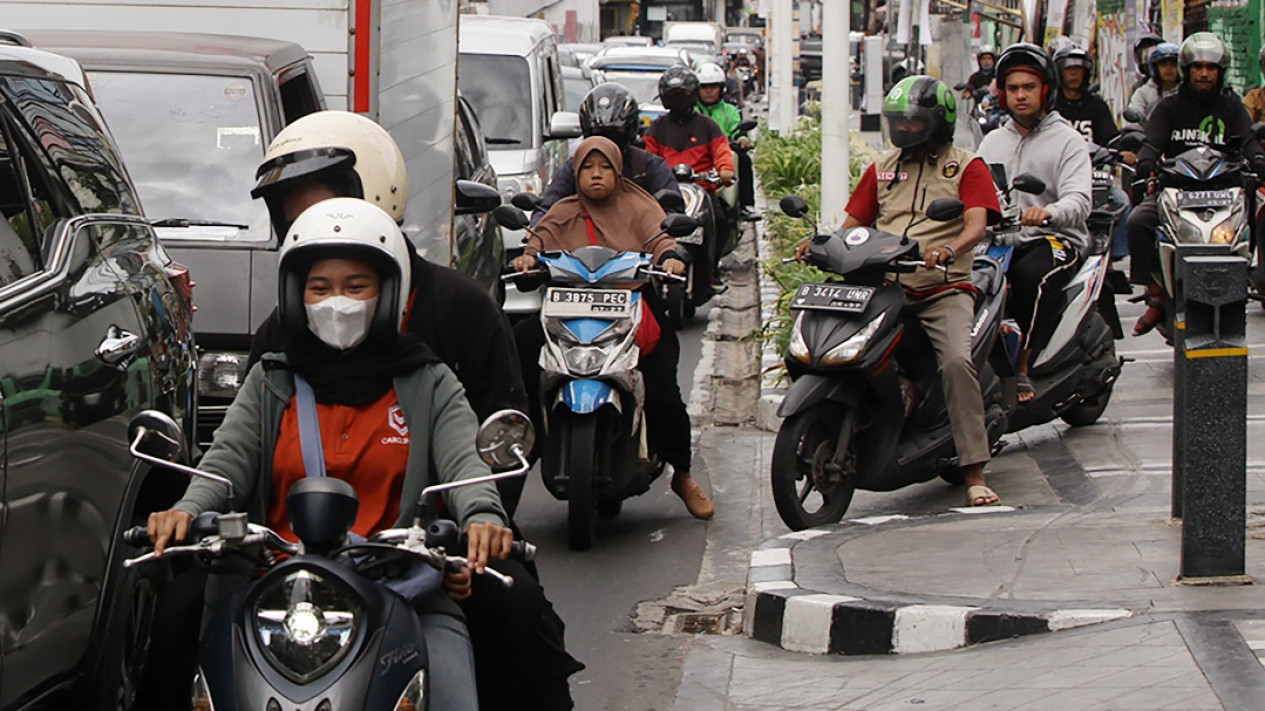 Macet Proyek LRT Velodrome-Manggarai, Motor Terobos Trotoar - Vlix.id