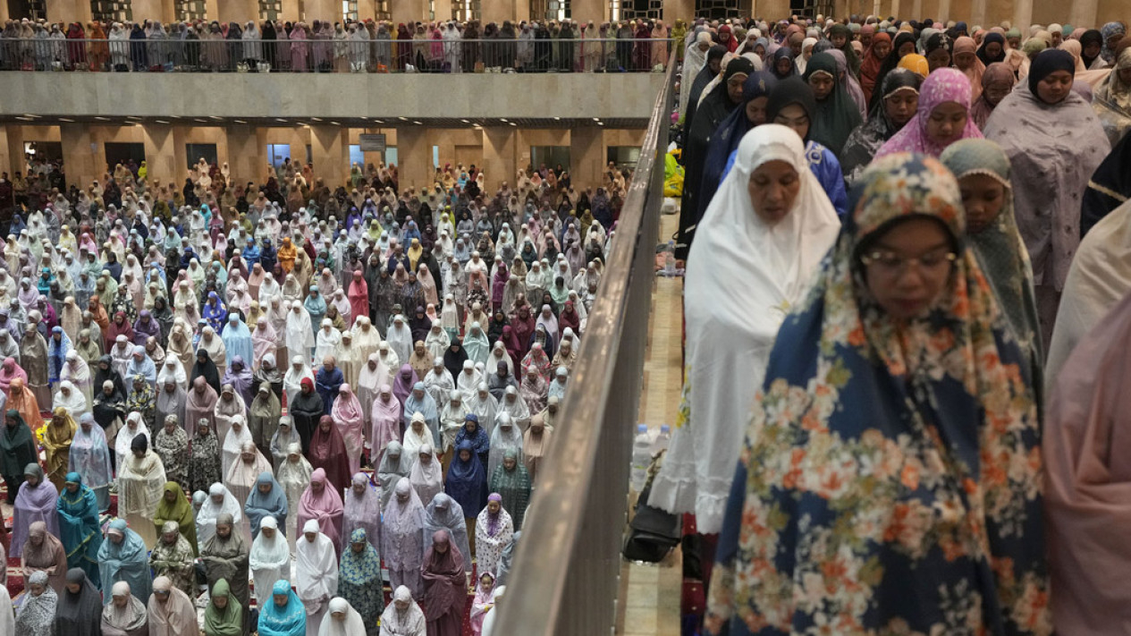 Shalat Terawih Pertama Ramadan 1445 H di Masjid Istiqlal - Vlix.id Shalat Terawih Pertama Ramadan 1445 H di Masjid Istiqlal - Vlix.id