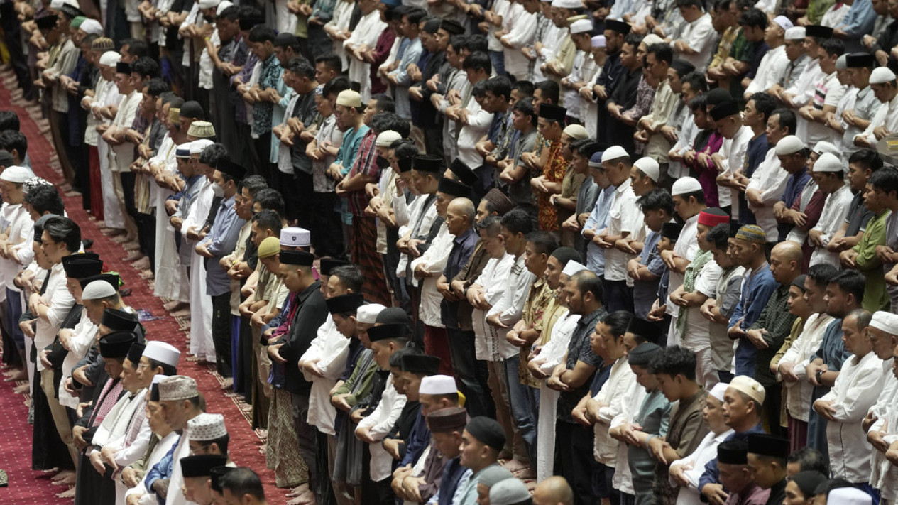 Shalat Terawih Pertama Ramadan 1445 H di Masjid Istiqlal - Vlix.id Shalat Terawih Pertama Ramadan 1445 H di Masjid Istiqlal - Vlix.id