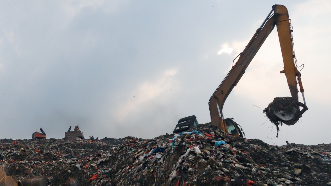 Sampah Menggunung di TPA Cipayung - Vlix.id Sampah Menggunung di TPA Cipayung - Vlix.id