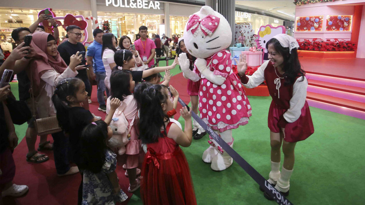 Unik, Karakter Hello Kitty Ramaikan Perayaan Natal 2024 - Vlix.id