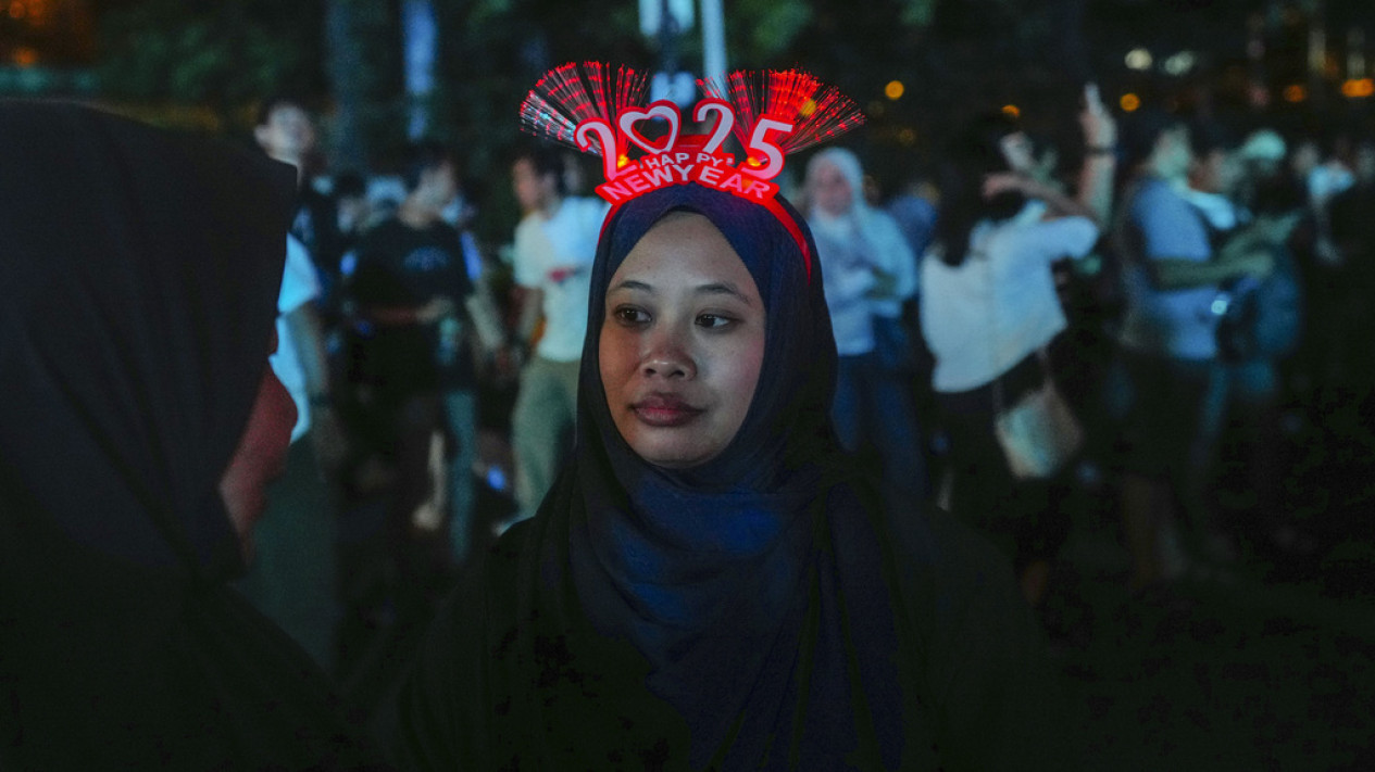 Ribuan Orang Padati Bunderan HI di Perayaan Tahun Baru - Vlix.id