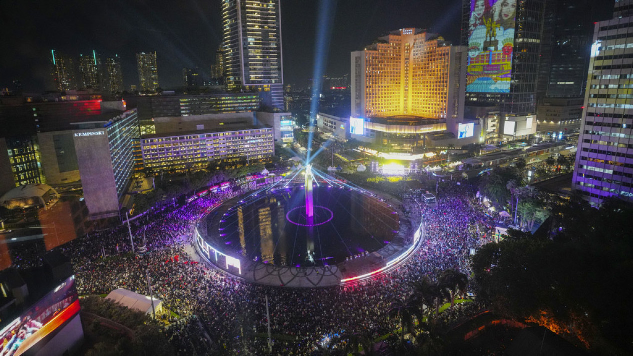 Ribuan Orang Padati Bunderan HI di Perayaan Tahun Baru - Vlix.id