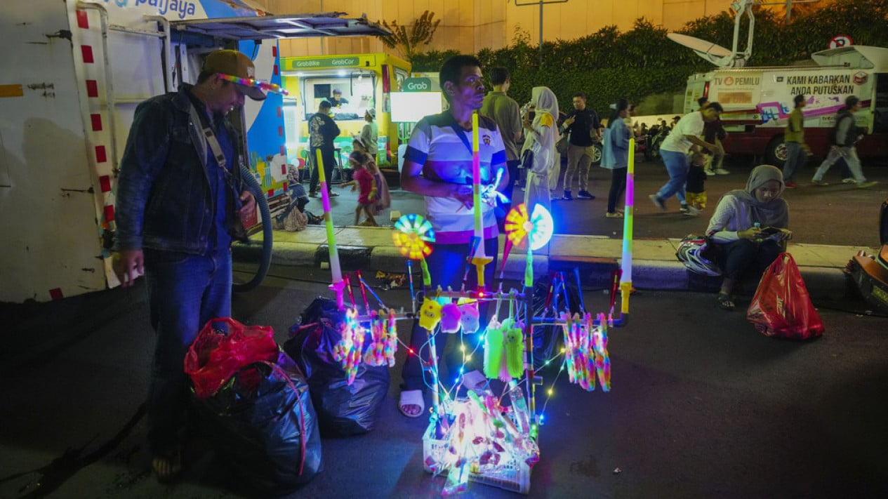 Ribuan Orang Padati Bunderan HI di Perayaan Tahun Baru - Vlix.id